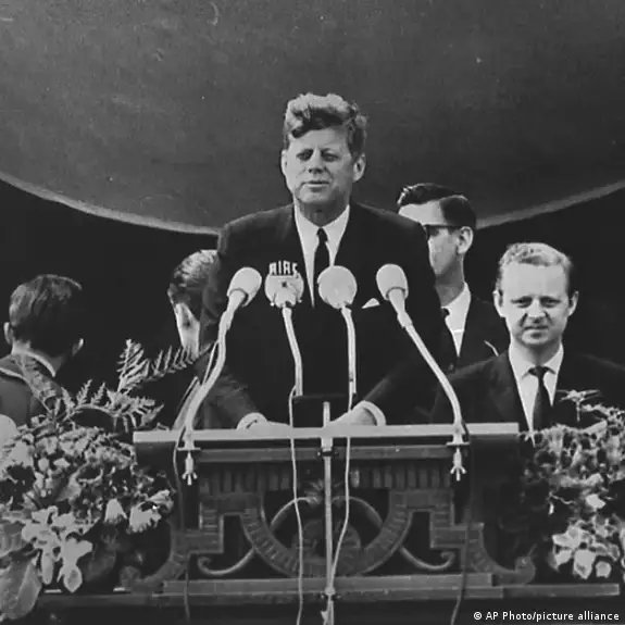 The story behind John F. Kennedy’s ‘Ich bin ein Berliner’ – OBLONG ...